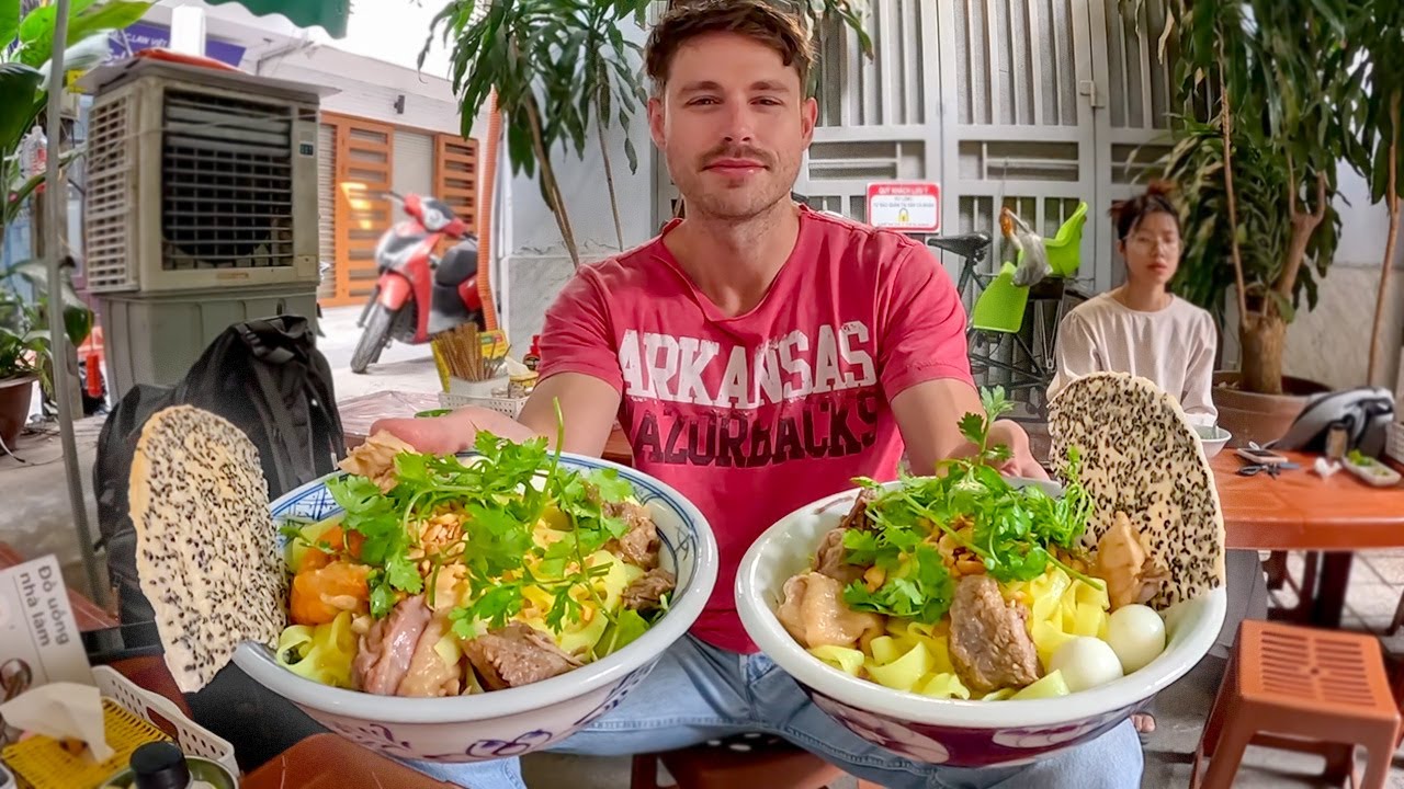 Foreigner shows me how to eat like a local Vietnamese - YouTube