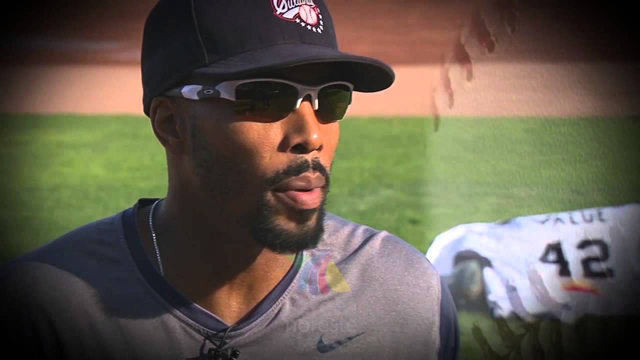 La historia del 42 con Chris Roberson - YouTube