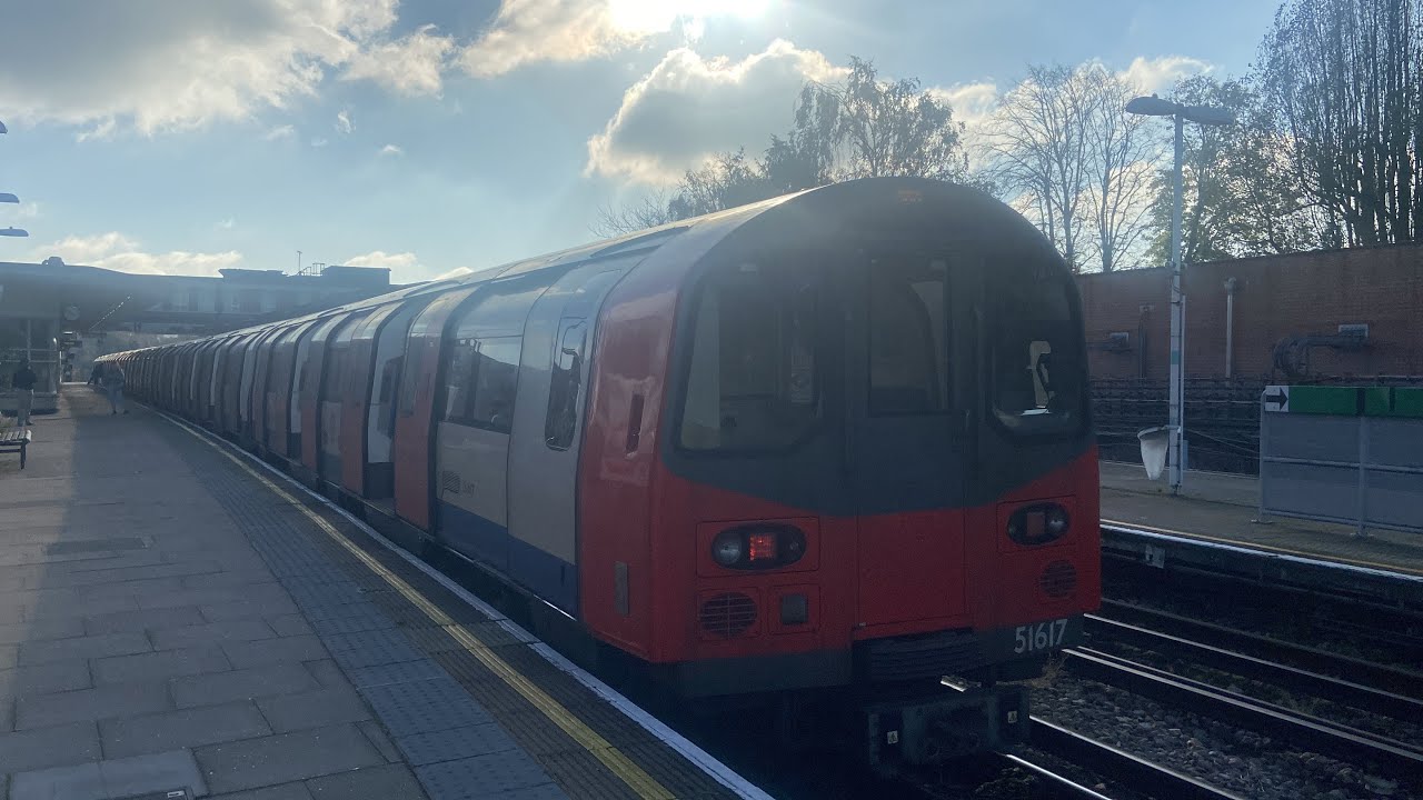 Full Journey on the Northern Line | High Barnet - East Finchley💀 - YouTube