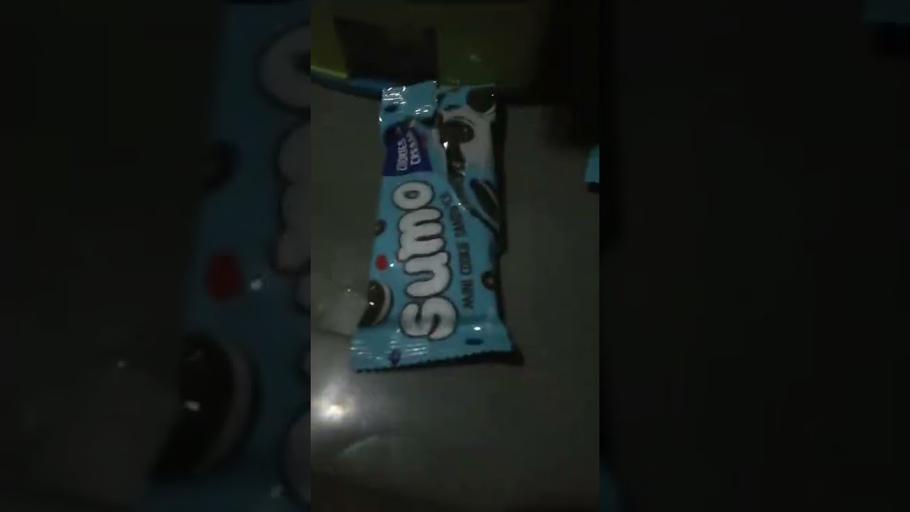 Eating sumo Mini Cookie Sandwich - YouTube