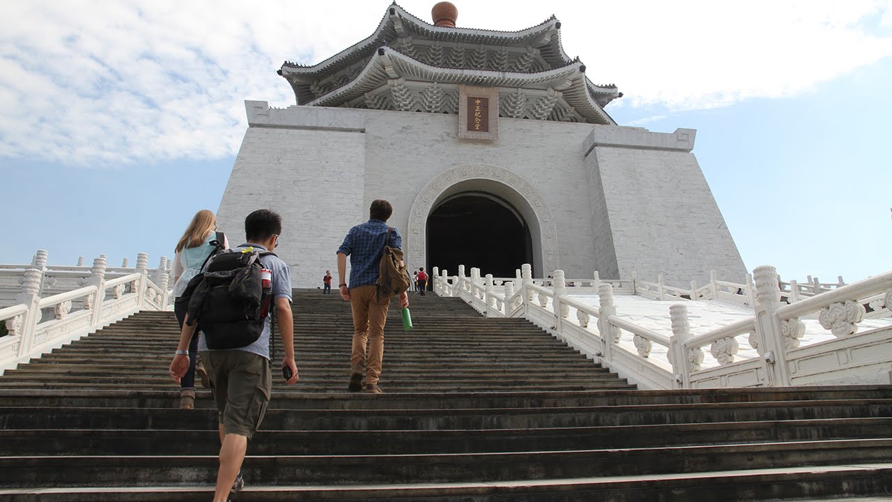 Digging deep: archaeology in China - YouTube
