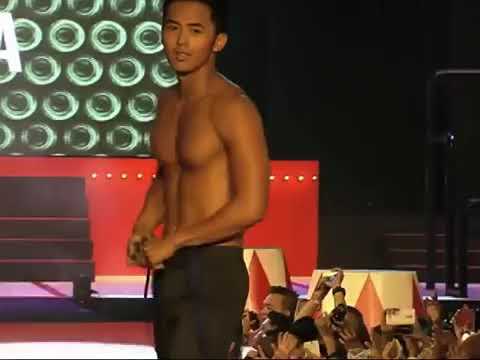 HOT!!! || Cowok Berotot Gunting CD saat catwalk || KELIHATAN