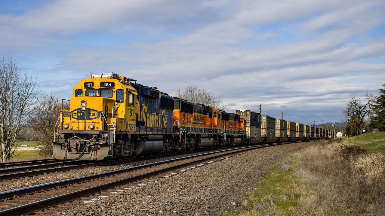 BNSF 181 leads EVEROO garbage train through Ridgefield - YouTube