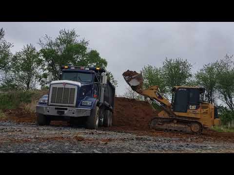 953 d cat track loader operator loading trucks - YouTube