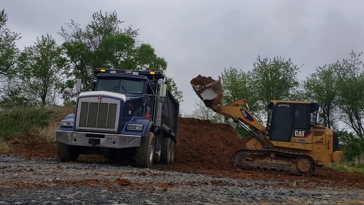 953 d cat track loader operator loading trucks - YouTube