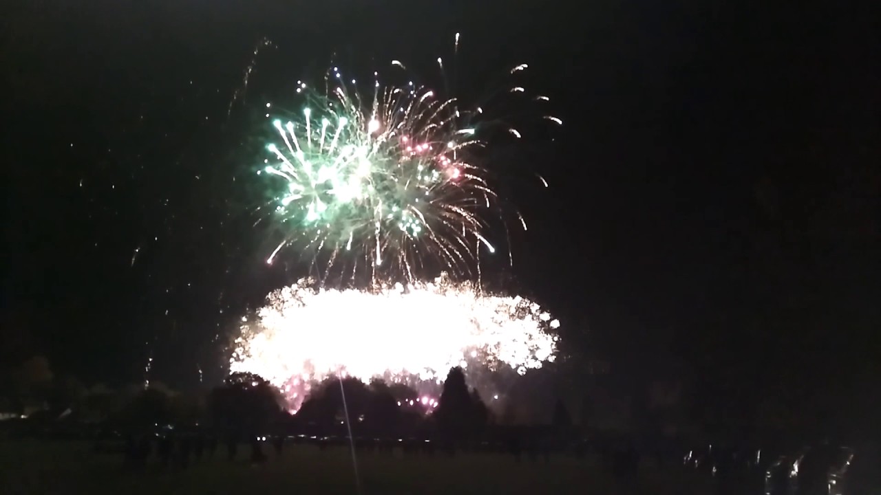 Brockham fireworks for bonfire night(3) - YouTube