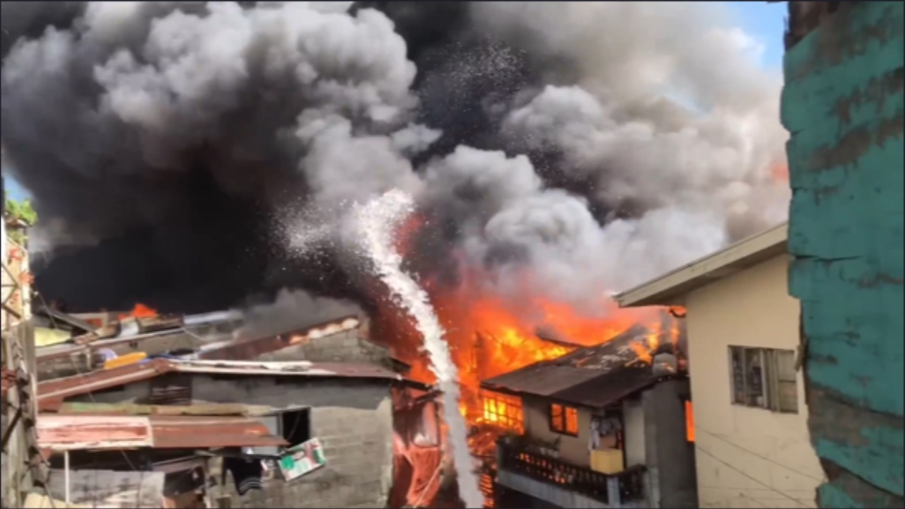 Massive fire DESTROYS homes in the Philippines - YouTube
