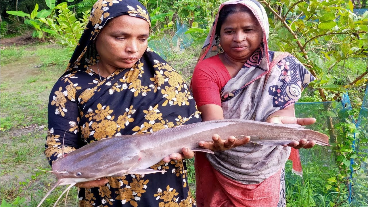 woman hook fishing - traditional hook fishing - woman fishing - YouTube