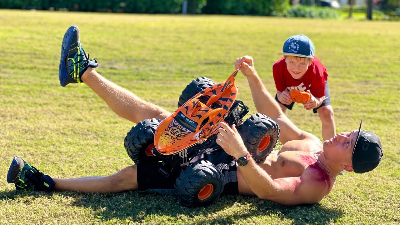 5 Year Old Kid Ruined Workout of Bodybuilder - YouTube