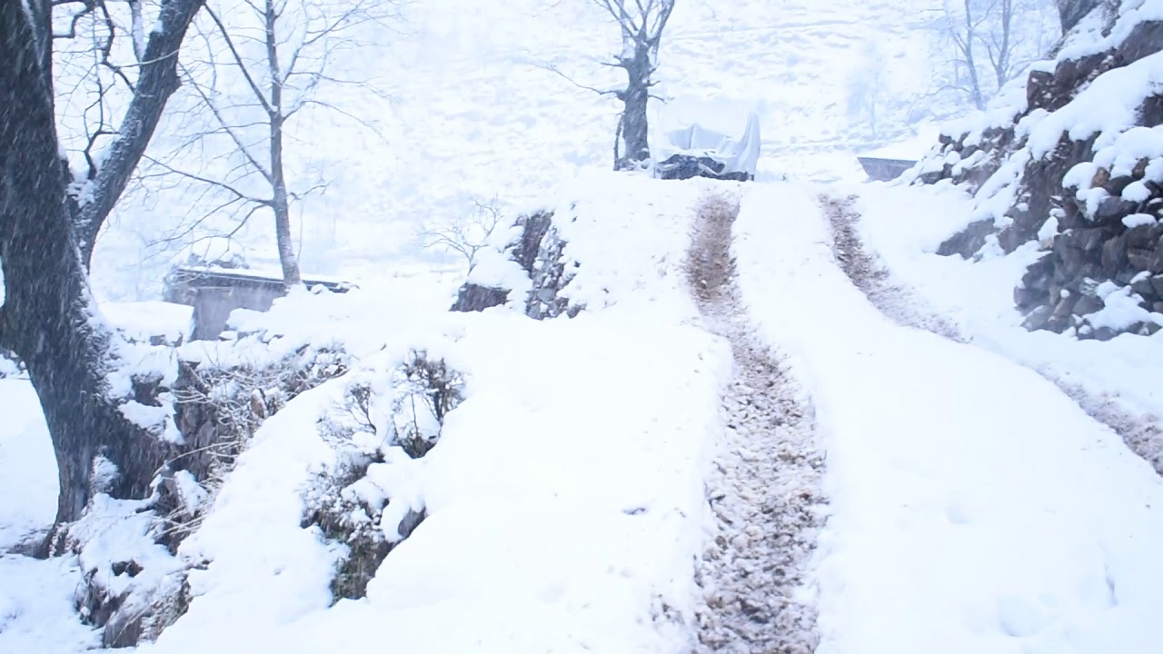 live snowfall in kaghan naran valley - YouTube