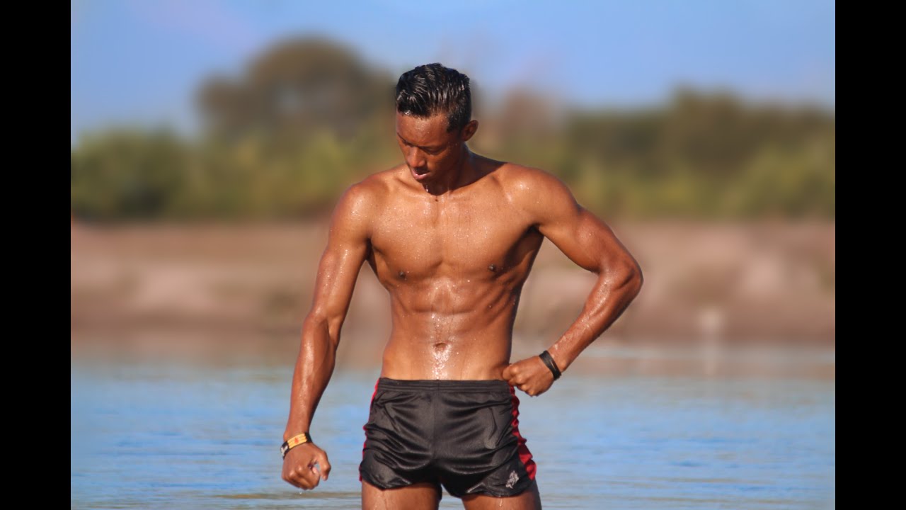 FLEXING MUSCLES IN WATER - YouTube