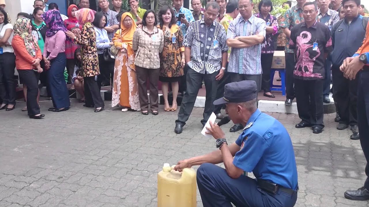 VIDEO Cara Pakai APAR, Karung Basah dan Simulasi Evakuasi Kebakaran ...