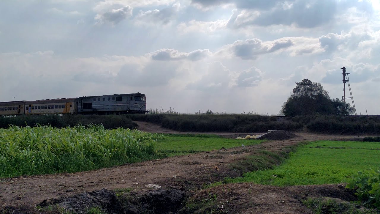 Henschel AA22T No. 3068 with Train No.675 || الجرار الهنشل 3068 بقطار ...
