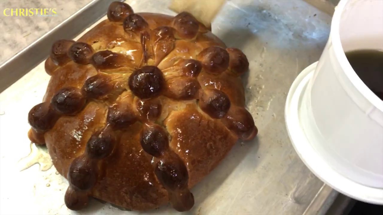 This bone bread is a Dia de los Muertos tradition - YouTube
