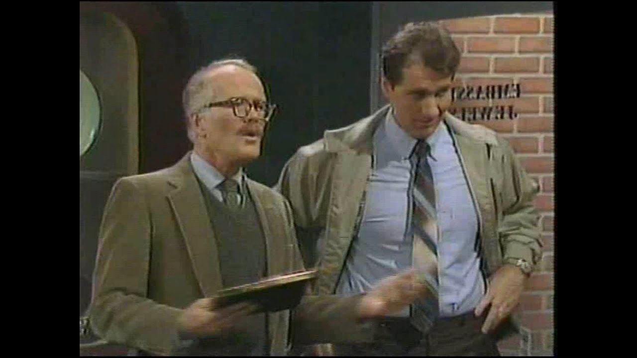 "Les" Nessman (Richard Sanders) guests on Married With Children- Season ...