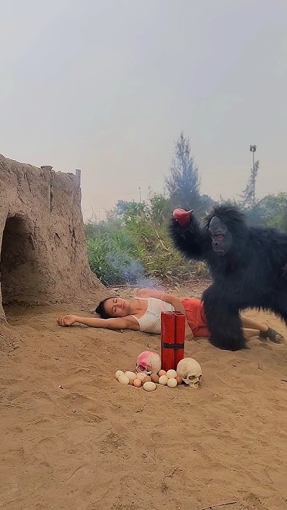 Brave girl risks her life to use a bomb to destroy a giant gorilla ...