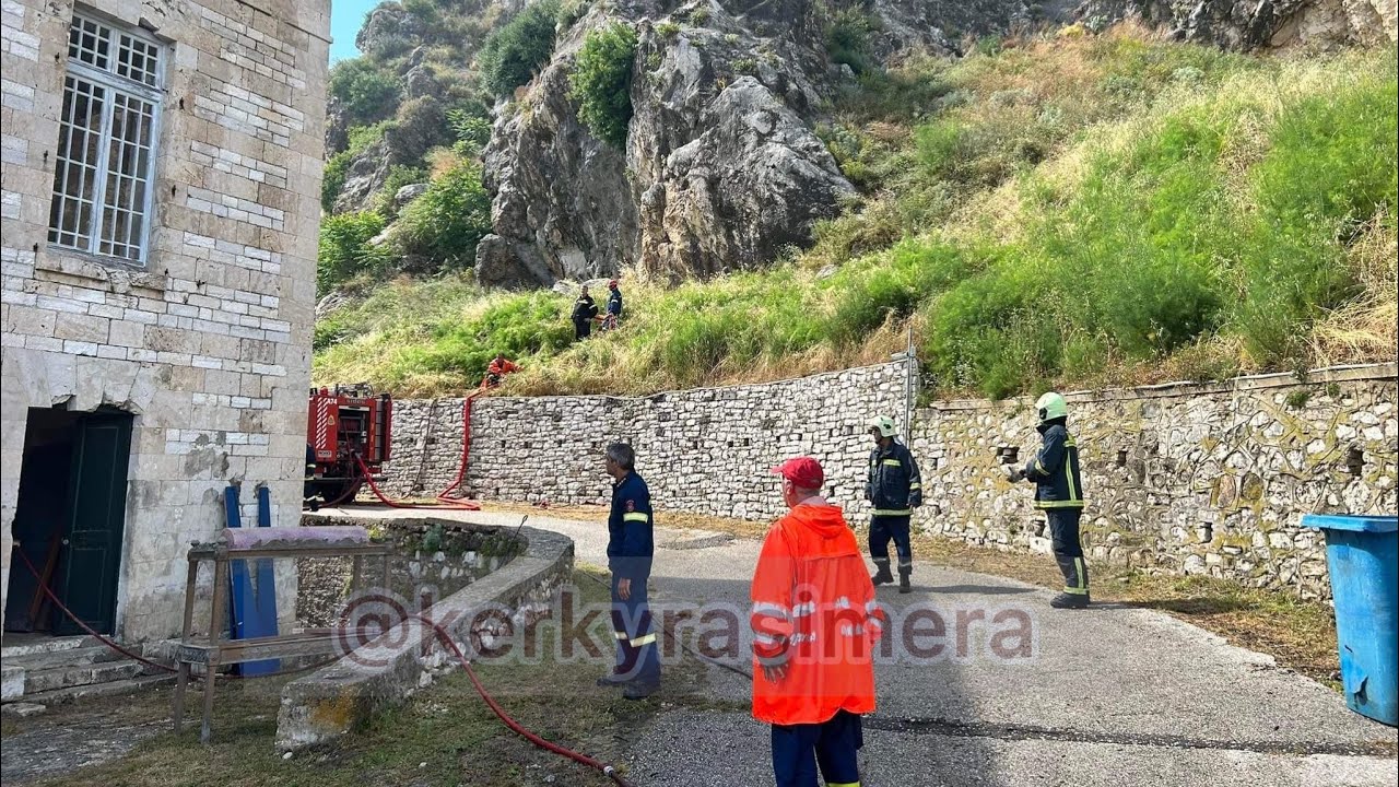 Κέρκυρα: Προσπάθεια κατάσβεσης φωτιάς στον Ναό στο π. Φρούριο - YouTube