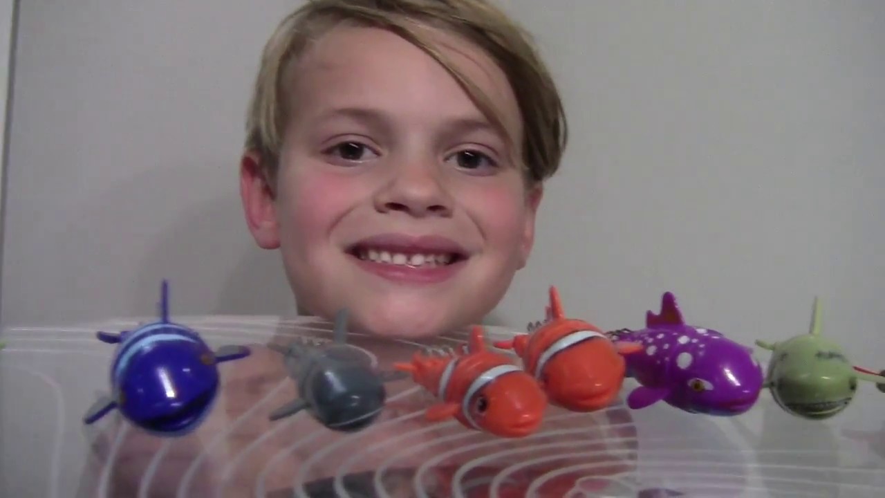 Jayce Sanders Fish TV Lil' Fishys toy review - YouTube
