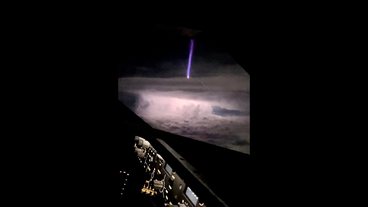 Gigantic Jet (upper atmospheric lighting) from the cockpit - rare ...