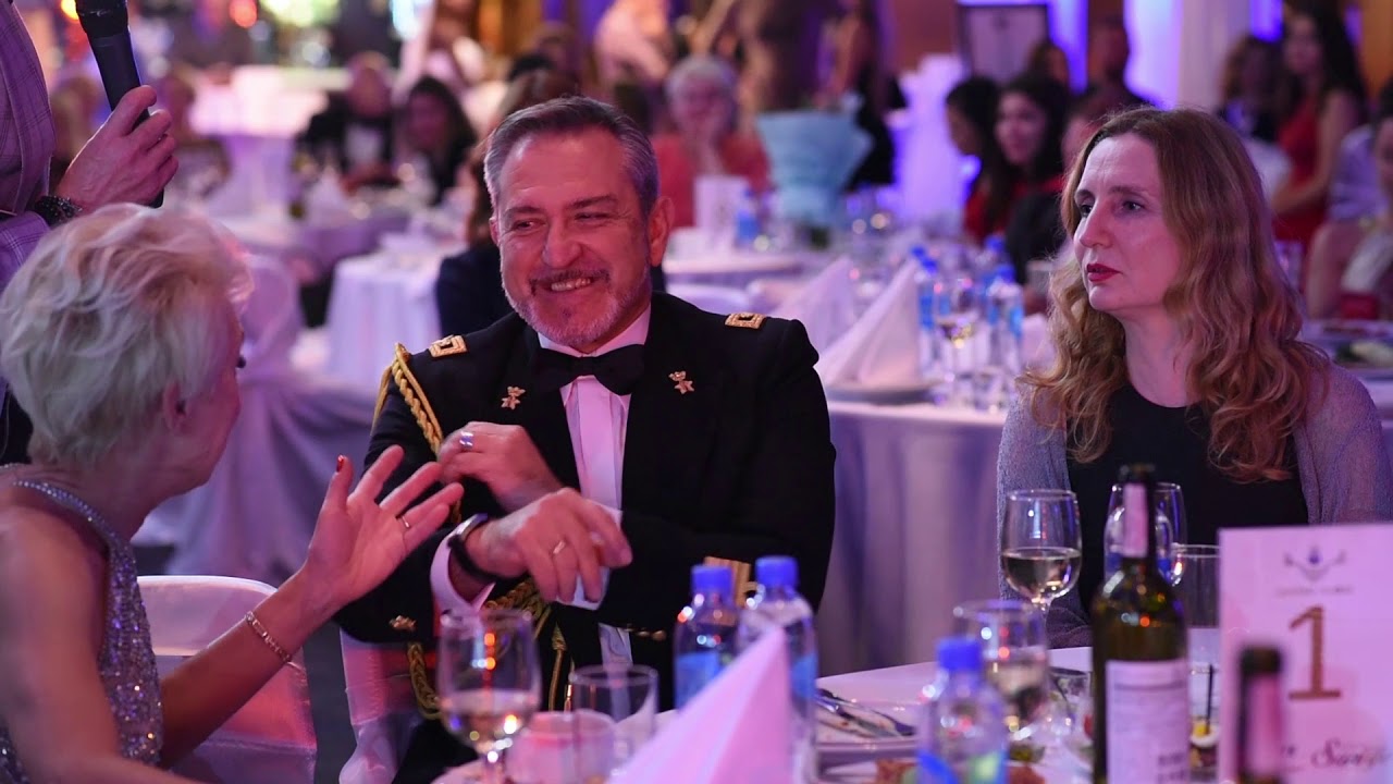 Queens globe 2018 - YouTube