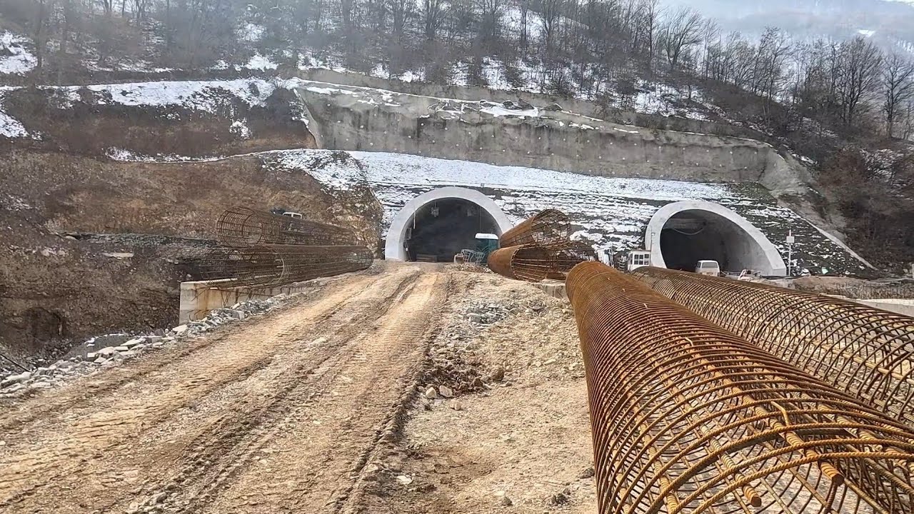 Autoput Koridor 5C. Dionica Ponirak-Vranduk. Težak teren i gradilište ...