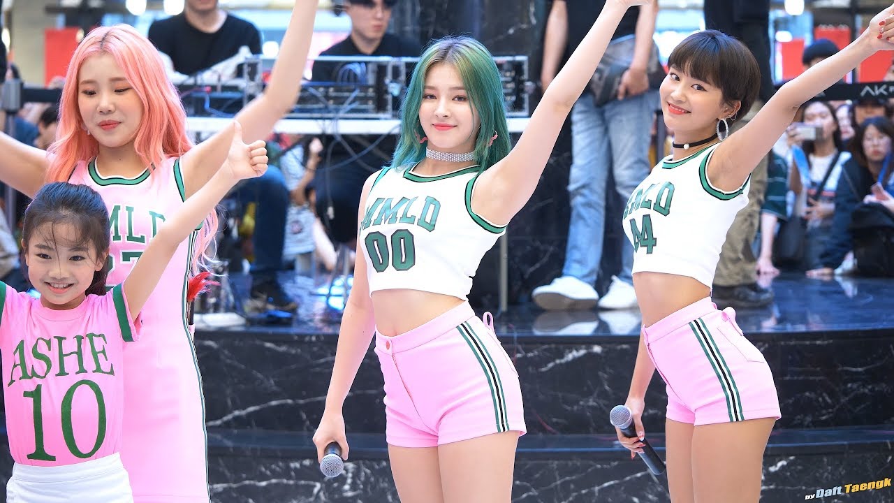 180708 낸시 Nancy 모모랜드 MOMOLAND '뿜뿜 BBoom BBoom' @분당 AK플라자 게릴라 공연 4K 60P 직캠 by DaftTaengk - YouTube