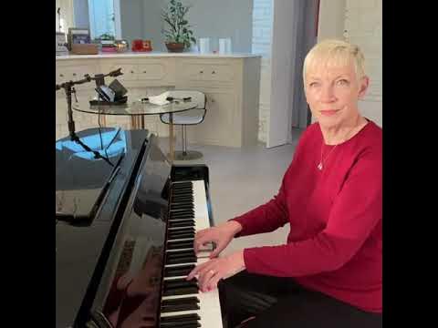 Annie Lennox - Sister's Are Doin' It For Themselves (Snippet) - YouTube