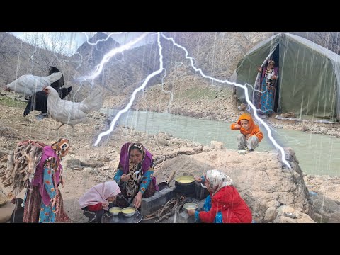 🔥 Collecting firewood and cooking traditional food with deadly rains and a terrible storm in Zagros