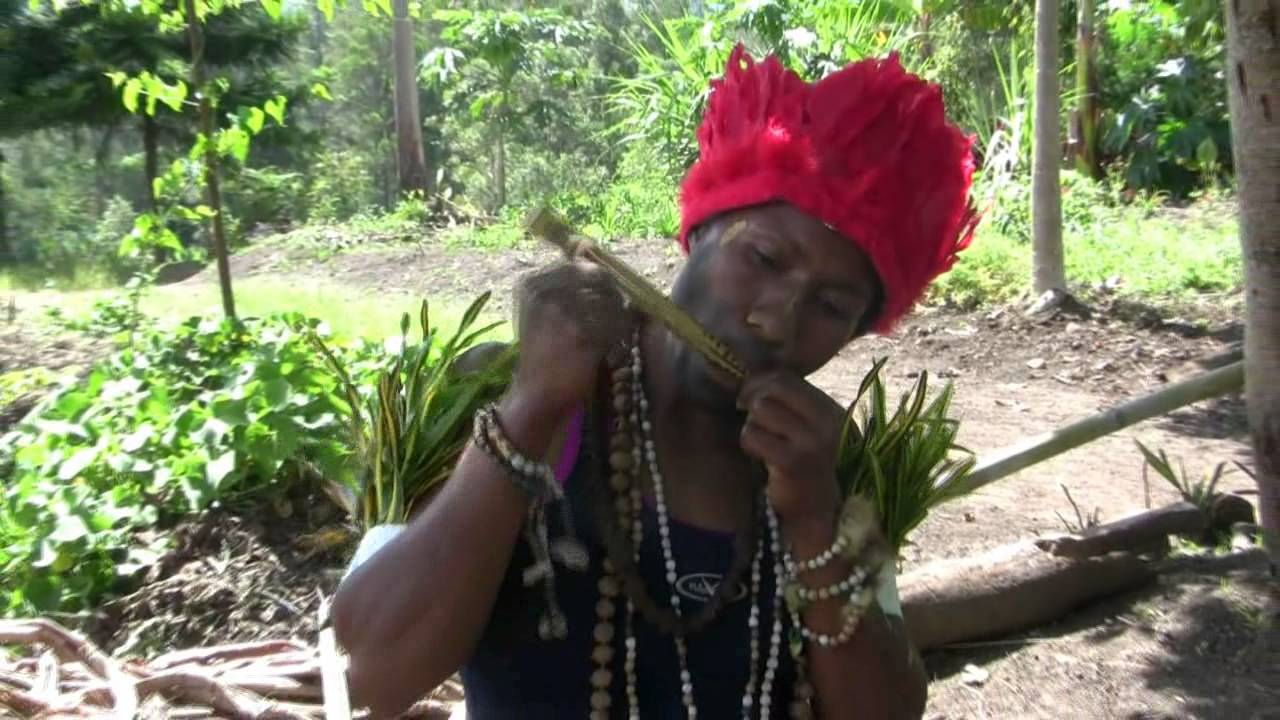 Playing "Tapalle" the Simbu Traditional bamboo jaw harp - YouTube