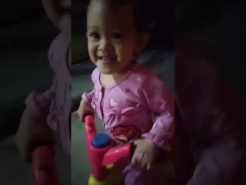 Ayuk Eca pas masih kecil jaga warung depan rumah sama bunda, sambil main sepeda.