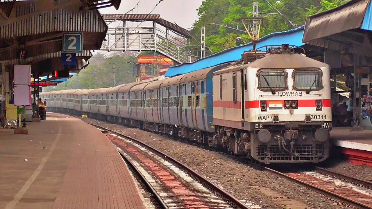 13044 Howrah Express || Raxaul to Howrah Express Train Speedy Passing ...