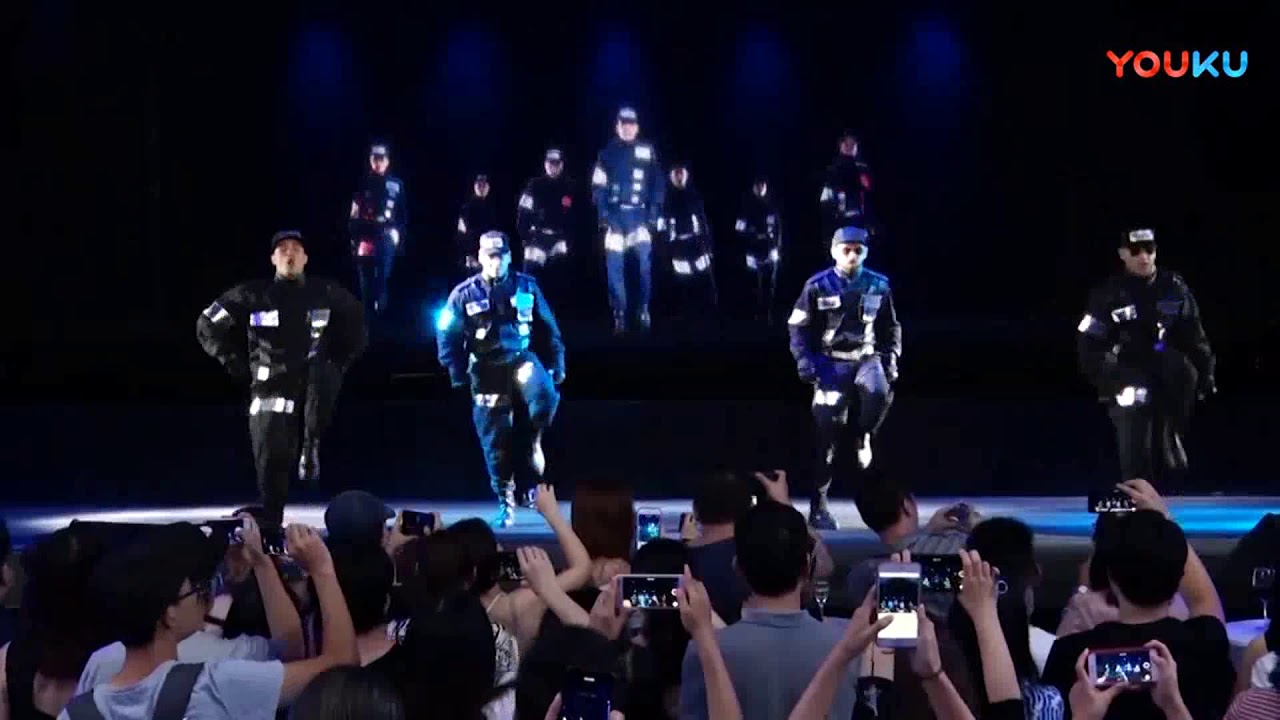 A hologram Michael Jackson appear at a Chinese tribute show - YouTube