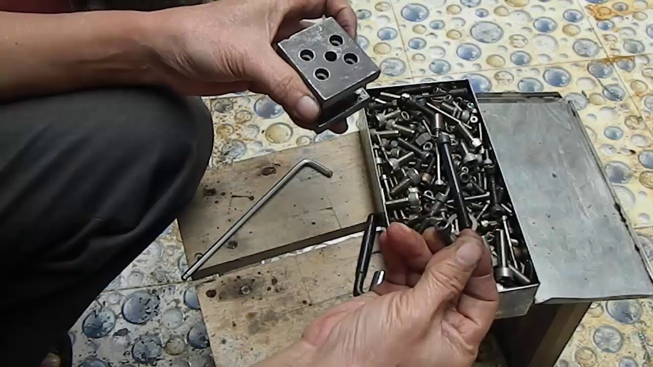 Homemade Lathe (Part 2): Square Tool Post - YouTube