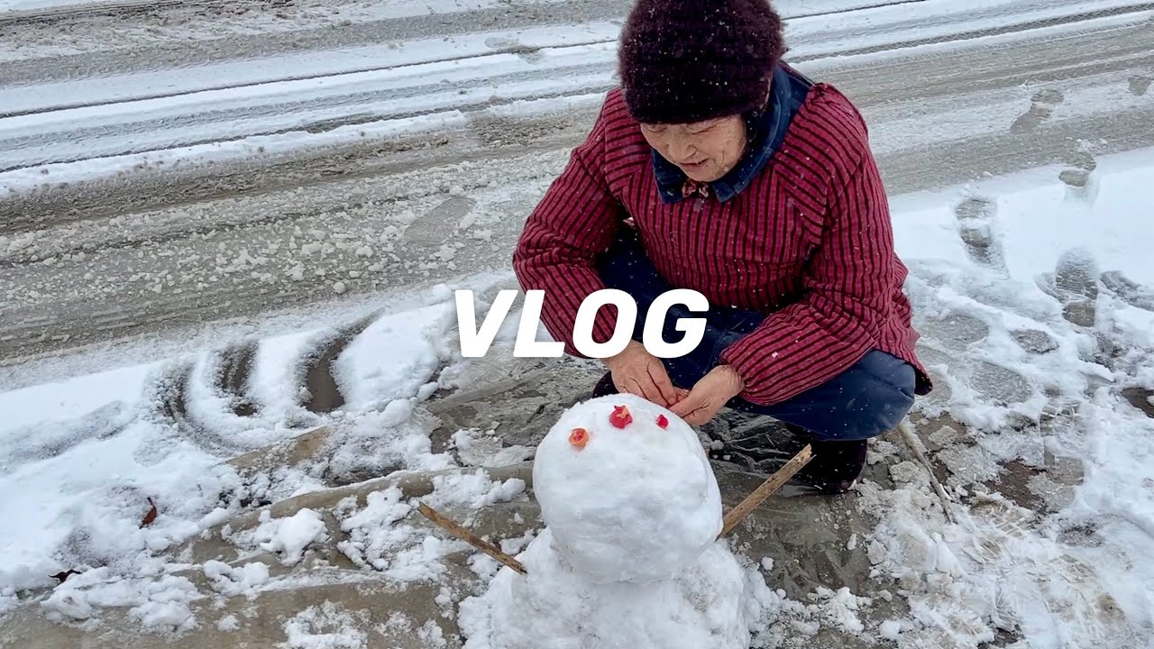 Dory｜Building a snowman with grandma in the snowy countryside｜A great ...