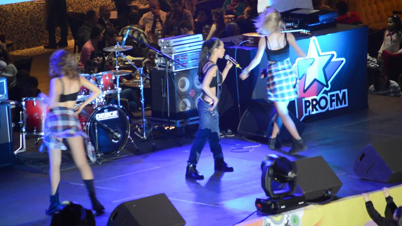 Lariss - Dale papi @ Afi Cotroceni 08.03.2015 - YouTube