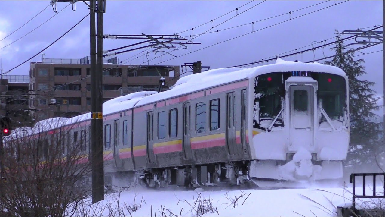 屋根に雪をのせ雪まみれのE129系B19編成【4K】信越本線下り1323M - YouTube