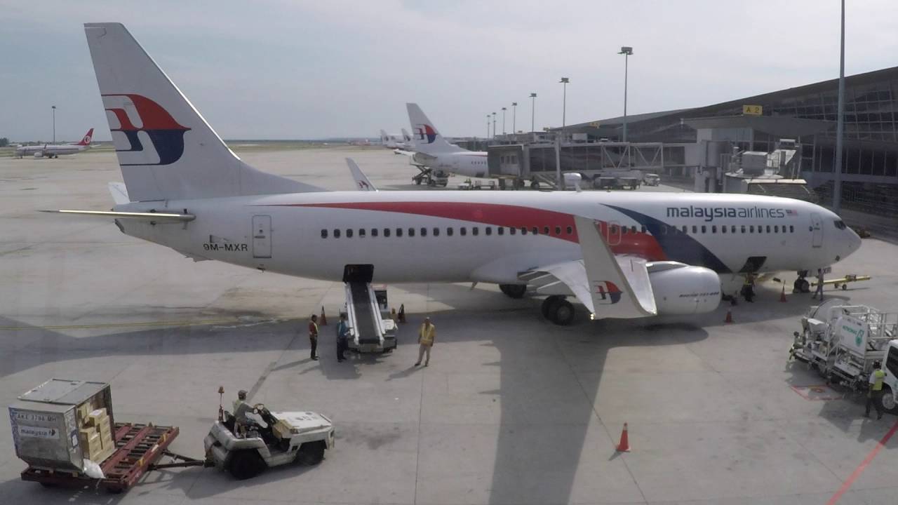 TIME LAPSE: Complete Servicing of a Boeing 737-800 - YouTube