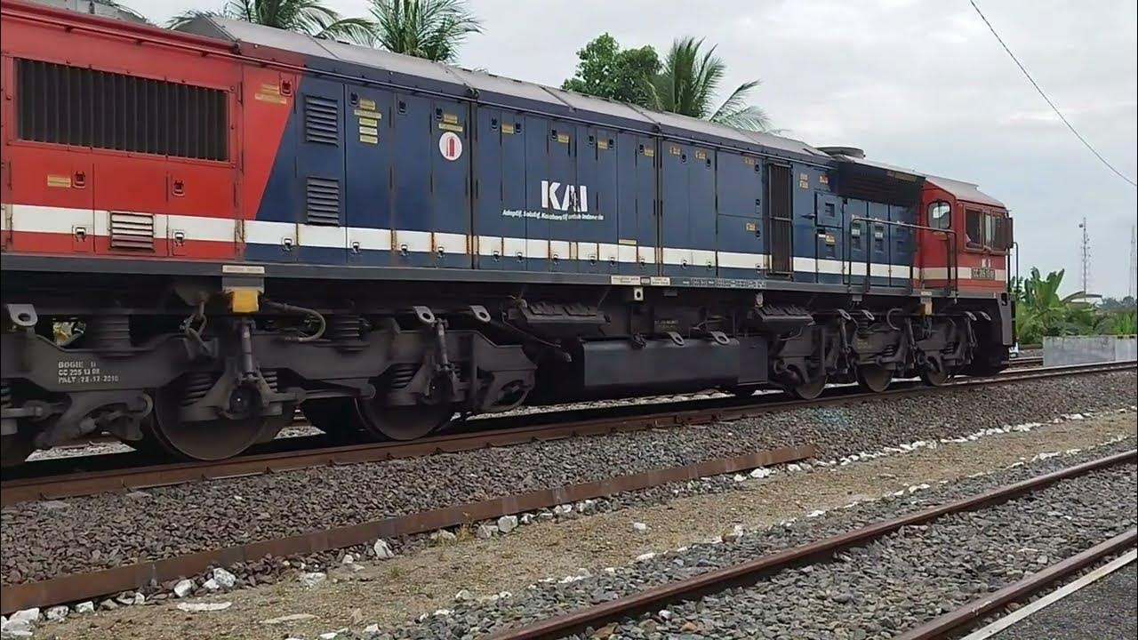 LOKOMOTIF CC 205 MENARIK KERETA API BABARANJANG - YouTube