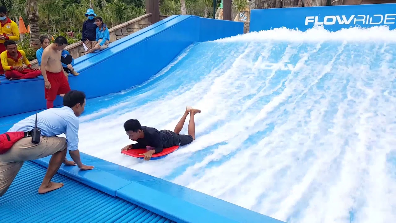 Flowrider | Phi Long Cưỡi Sóng | Công viên nước AquaTopia | Hon Thom ...