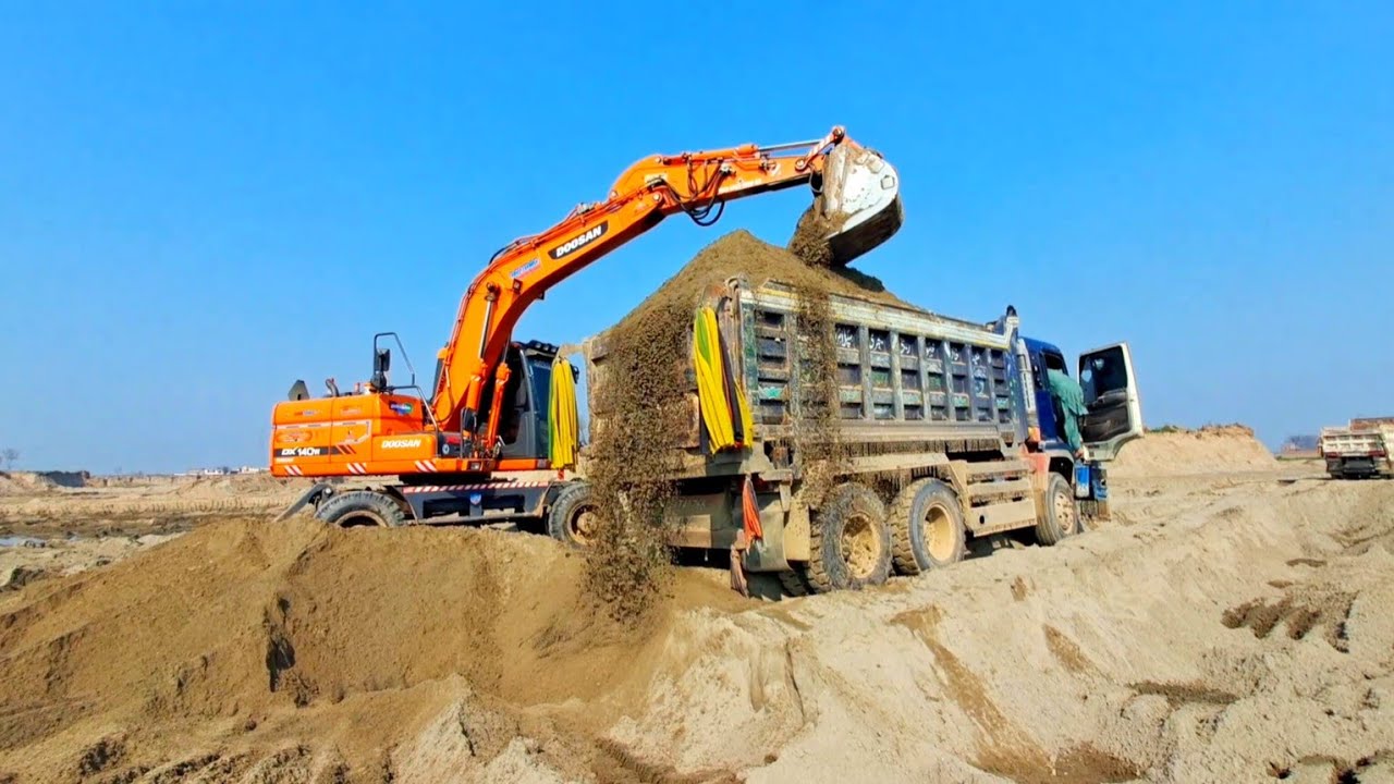 JCB Machine Loading Mud in Truck |Mega JCB Excavator fully Loading Mud ...