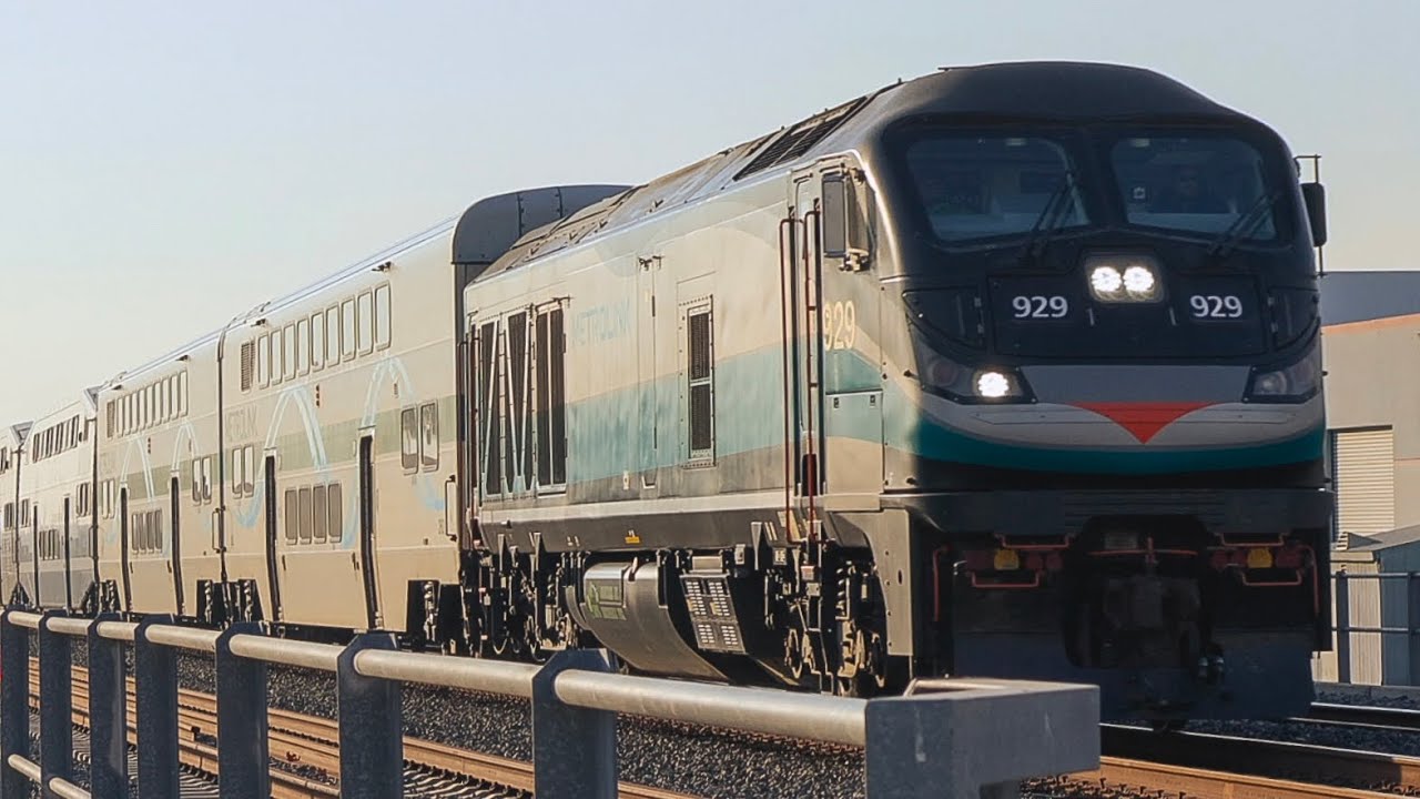 SCAX 929 Leads Metrolink at Acacia Ave. - YouTube