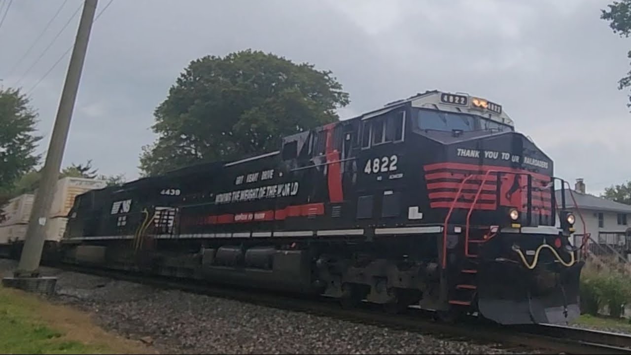 NS 4822 Leads NS 28B in Lakewood, Ohio! - YouTube