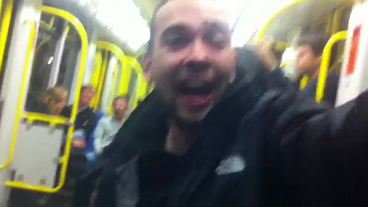 Peter Anger hat einen Lachflash in der Kölner U-Bahn - YouTube
