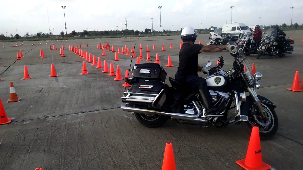 Motorcycle Cop: How to do the key hole, W, and slow cone weave - YouTube