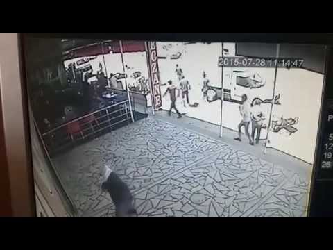 El freniyle park etmek isteyen araç yayalara çarptı