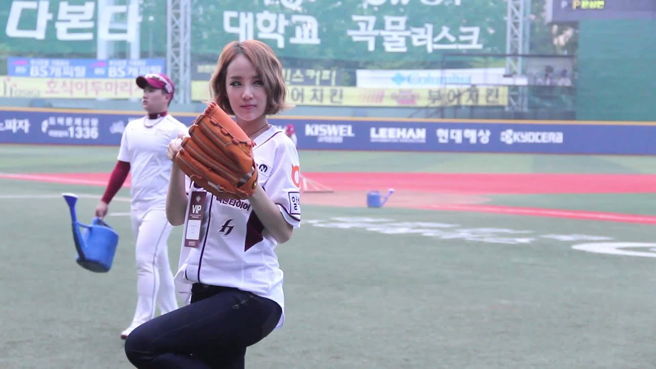 [K-pop] TAHITI - Korean Baseball Sexy First Pitchs - YouTube