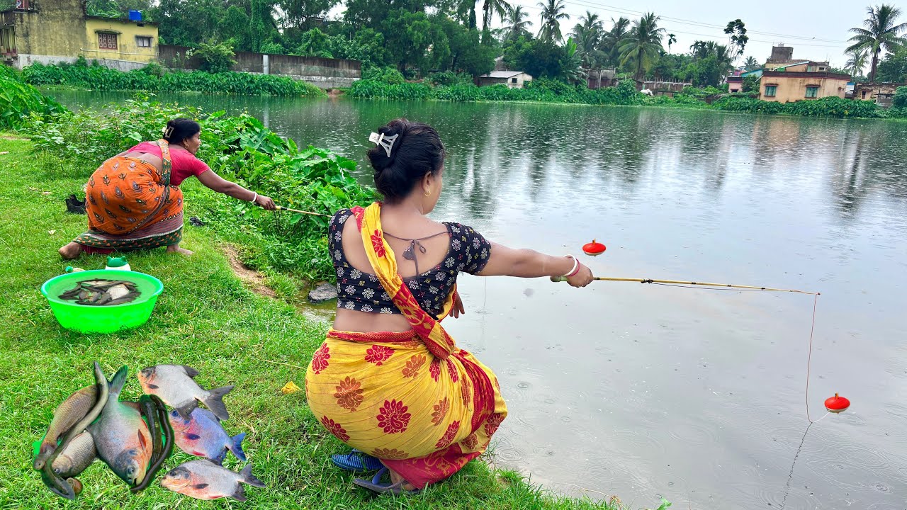 Fishing Video🎣🎣 || Two Village Lady Fishing In The Heavy Rain Using ...