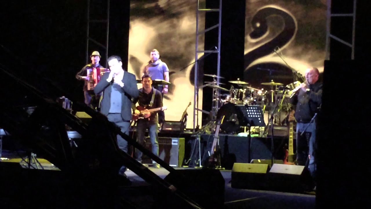 Dato Xujadze&Goofy Land-Maxinji Var(live in Rustaveli Theater) - YouTube