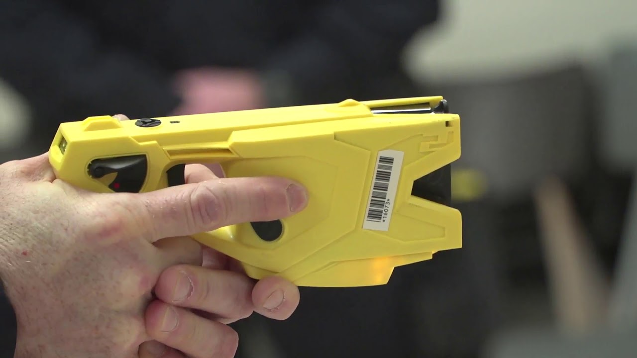 Le taser gun arrive à Trois-Rivières - YouTube