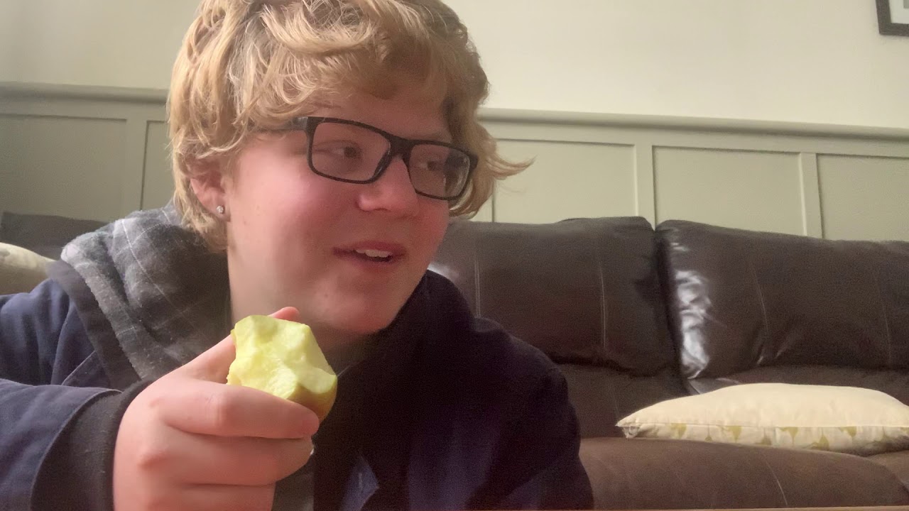 Me eating food day 1 - YouTube